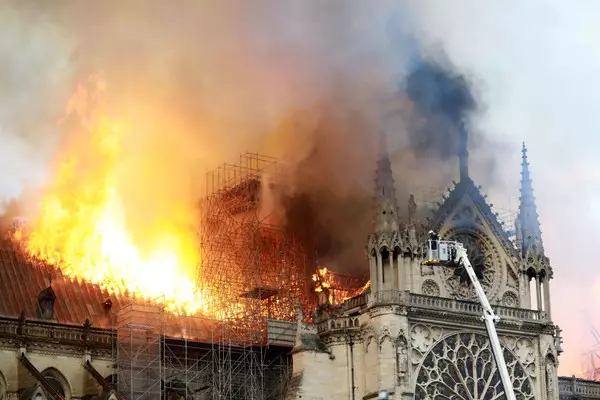 Izkrivil požar v Notre Dame 47477_3