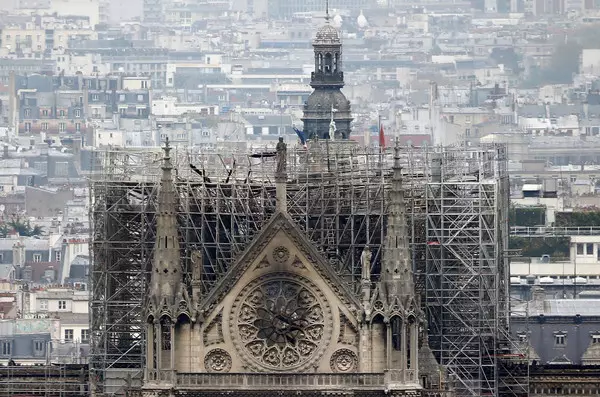 Notre Dame-д гал гарсан 47477_4