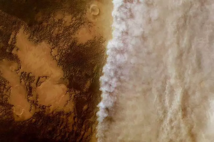Foto №1 - Sciencistoj klarigis kiel akvo malaperis de Marso
