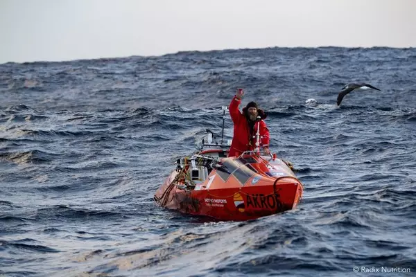 Fedor Konyukhov πρώτη στον κόσμο πρησμένο τον Ειρηνικό Ωκεανό σε ένα κατώτερο βάρκα 47615_2