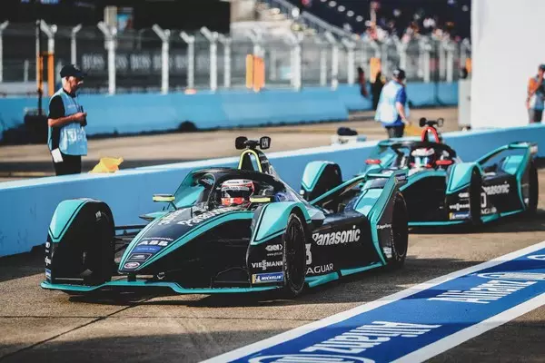 Autoracen van de toekomst: een bezoek aan Jaguar Racing op formule e 47811_10