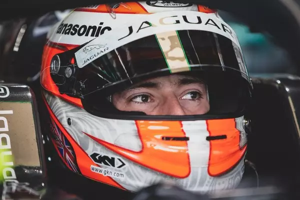 Autoracen van de toekomst: een bezoek aan Jaguar Racing op formule e 47811_12