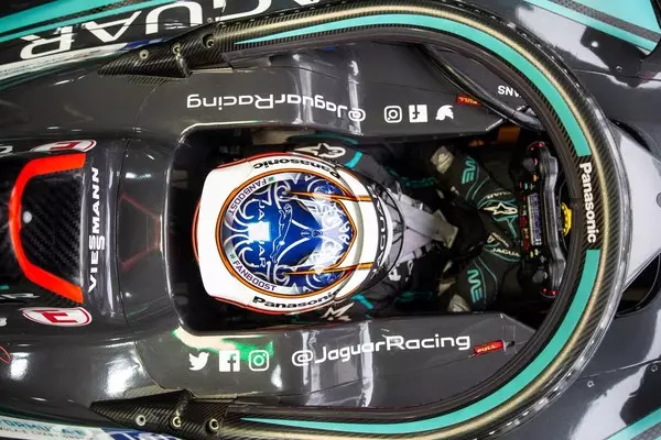 Autoracen van de toekomst: een bezoek aan Jaguar Racing op formule e 47811_16