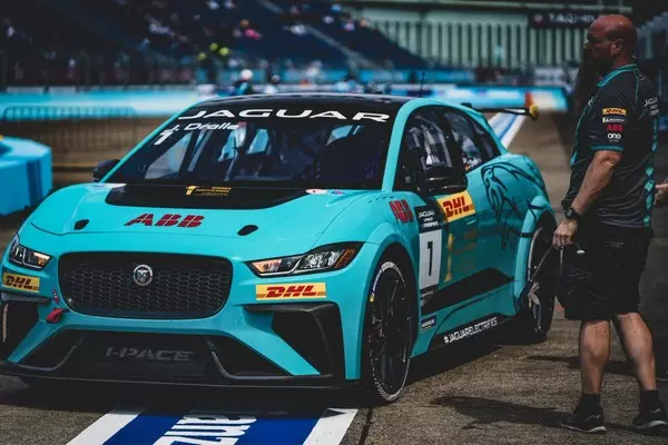 Autoracen van de toekomst: een bezoek aan Jaguar Racing op formule e 47811_26