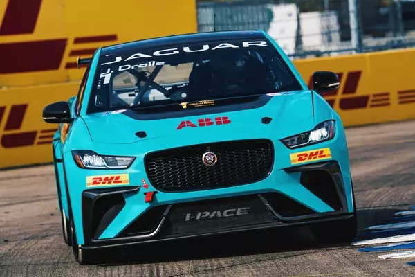 Nchekwa onwe nke Ọdịnihu: na-eleta Jaguar Racing na Usoro E 47811_27