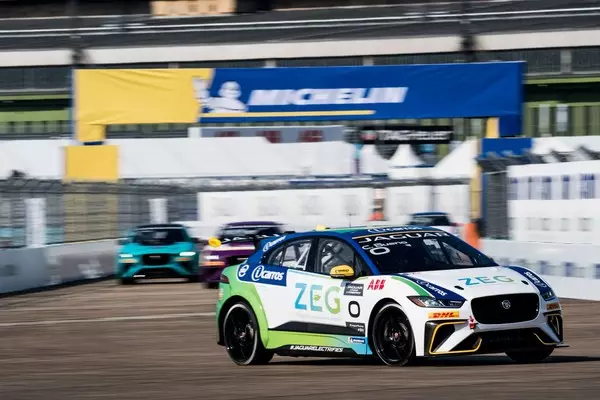 Autoracen van de toekomst: een bezoek aan Jaguar Racing op formule e 47811_30