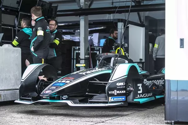 Autoracen van de toekomst: een bezoek aan Jaguar Racing op formule e 47811_36