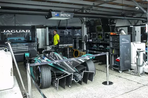 Autoracen van de toekomst: een bezoek aan Jaguar Racing op formule e 47811_37