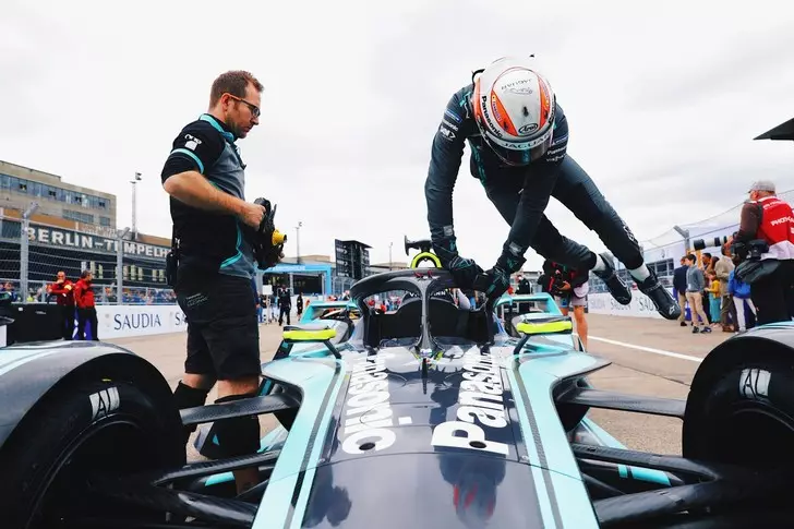 Foto nummer 8 - Auto racen van de toekomst: bezoek aan Jaguar Racing op formule e