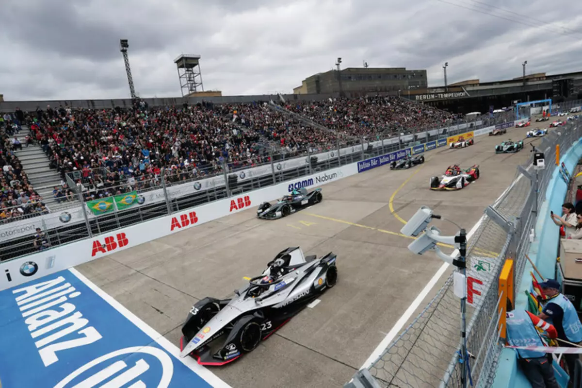 Photo Number 4 - Auto racen van de toekomst: een bezoek aan Jaguar Racing op formule E