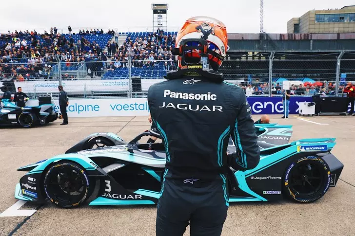 Photo Number 5 - Auto racen van de toekomst: een bezoek aan Jaguar Racing op formule E