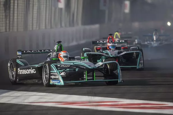 Autoracen van de toekomst: een bezoek aan Jaguar Racing op formule e 47811_6