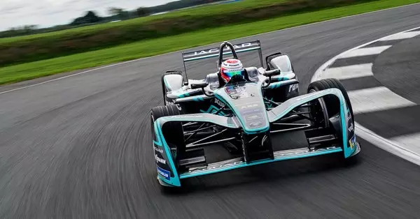 Autoracen van de toekomst: een bezoek aan Jaguar Racing op formule e 47811_8