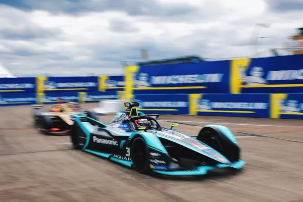 Autoracen van de toekomst: een bezoek aan Jaguar Racing op formule e 47811_9