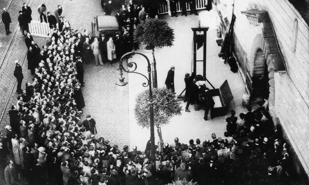آخرین اعدام عمومی از طریق قطع سر گیوتین در فرانسه: داستان یک عکس