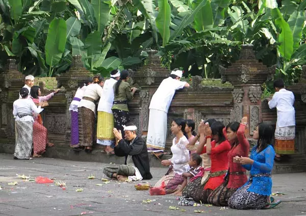 Foto nummer 3 - Religionen av det heliga vattnet på ön Bali