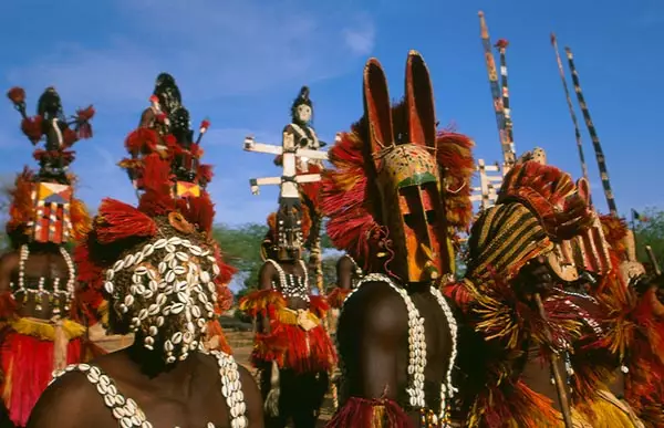 Foto №1 - Estranho dança em máscaras misteriosas