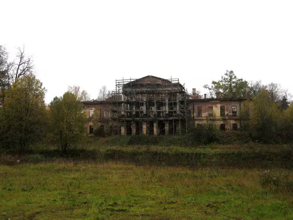 Ghosts of Russian Versailles