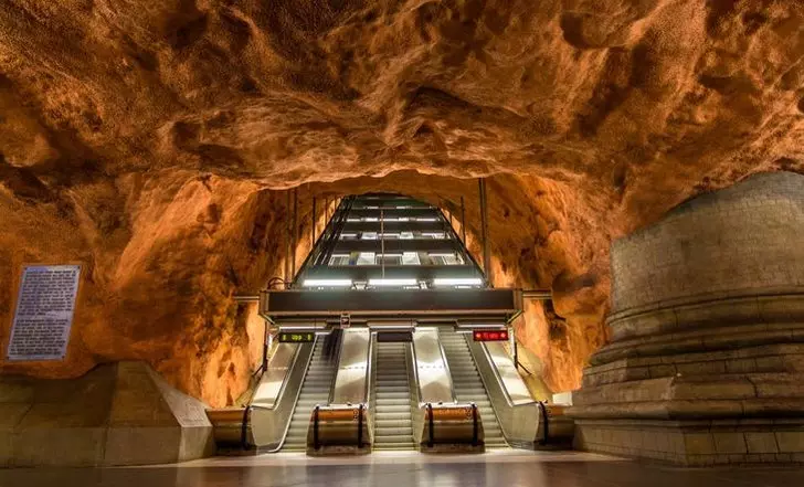 Foto número 2 - Palacios subterráneos y no solo: la estación de metro más hermosa del mundo