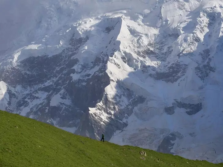 Foto №2 - daya tarikan yang keras dari Bezenga: Berjalan di salah satu alpbaz tertua dari Caucasus