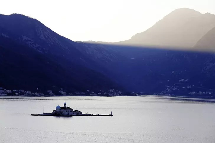 Foto №1 - Silver Island in Montenegro: Collezione di 1427 delle piastre del Ringraziamento