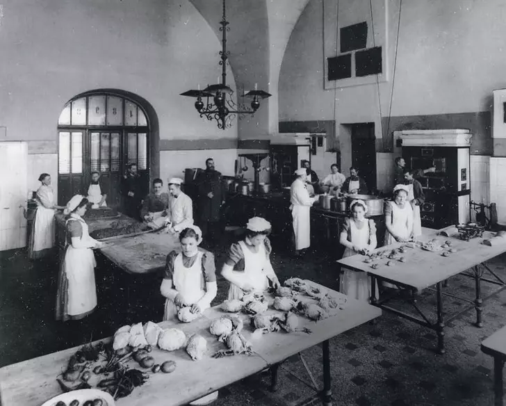 Foto Número 2 - Un agasallo para azafatas novas: a historia da aparición do libro culinario de Molokhovets Elena