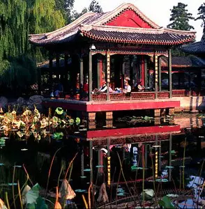 Valokuva numero 1 - Matkailijat asettuvat Pekingin palatsiin