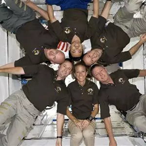 Fotografovanie №1 - kyvadlová doprava sa chystá odletieť od ISS